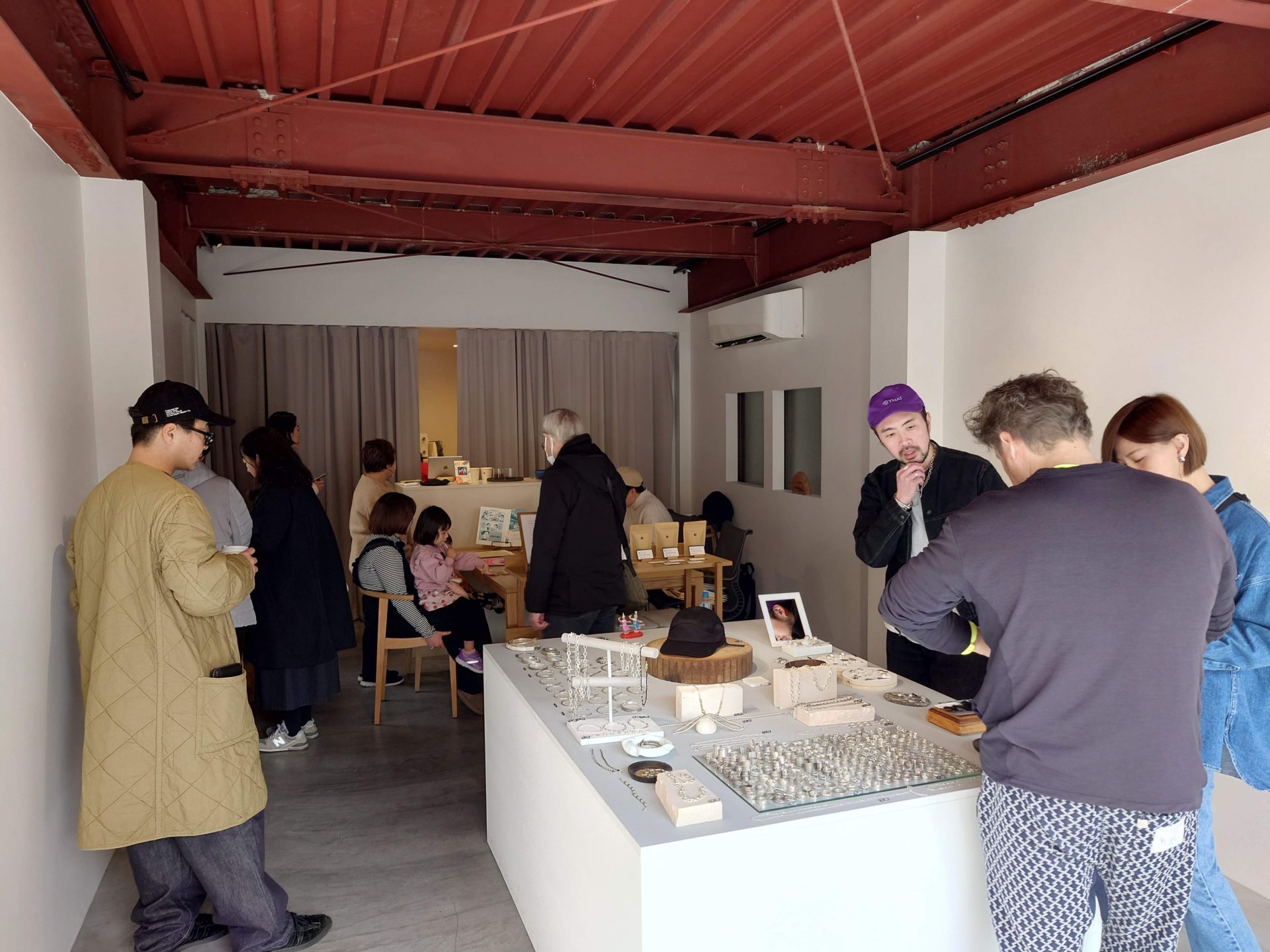 「ambos coffee」西大井駅近くの商店街に溶け込む、開放的なコーヒースタンド | しながわ西大井インフォメーションプラザ