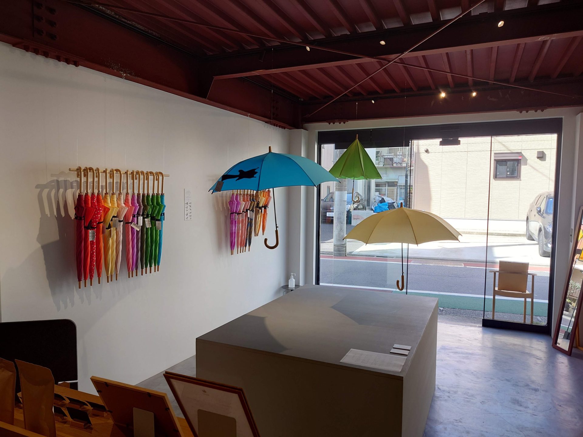 「ambos coffee」西大井駅近くの商店街に溶け込む、開放的なコーヒースタンド | しながわ西大井インフォメーションプラザ