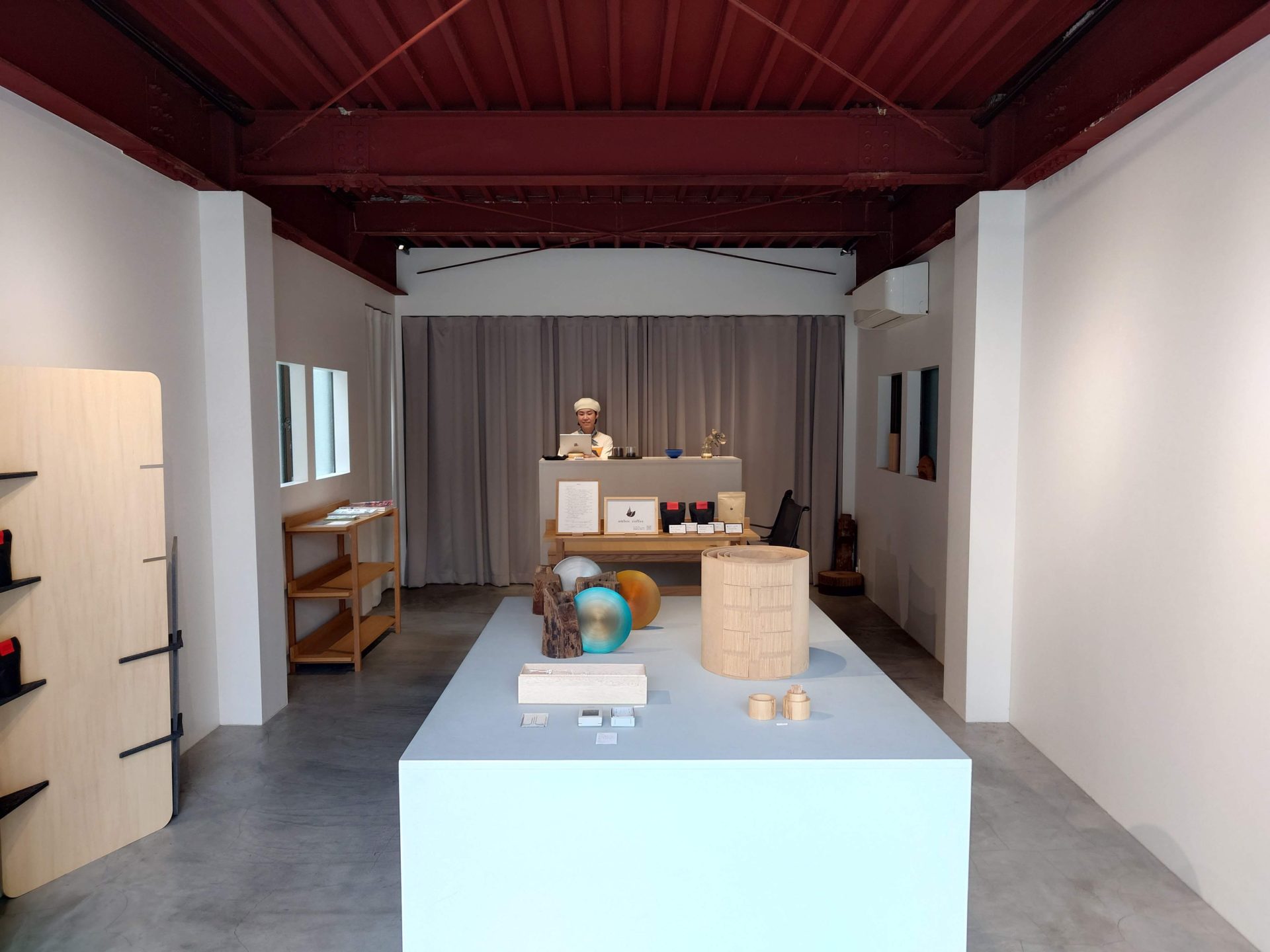 「ambos coffee」西大井駅近くの商店街に溶け込む、開放的なコーヒースタンド | しながわ西大井インフォメーションプラザ