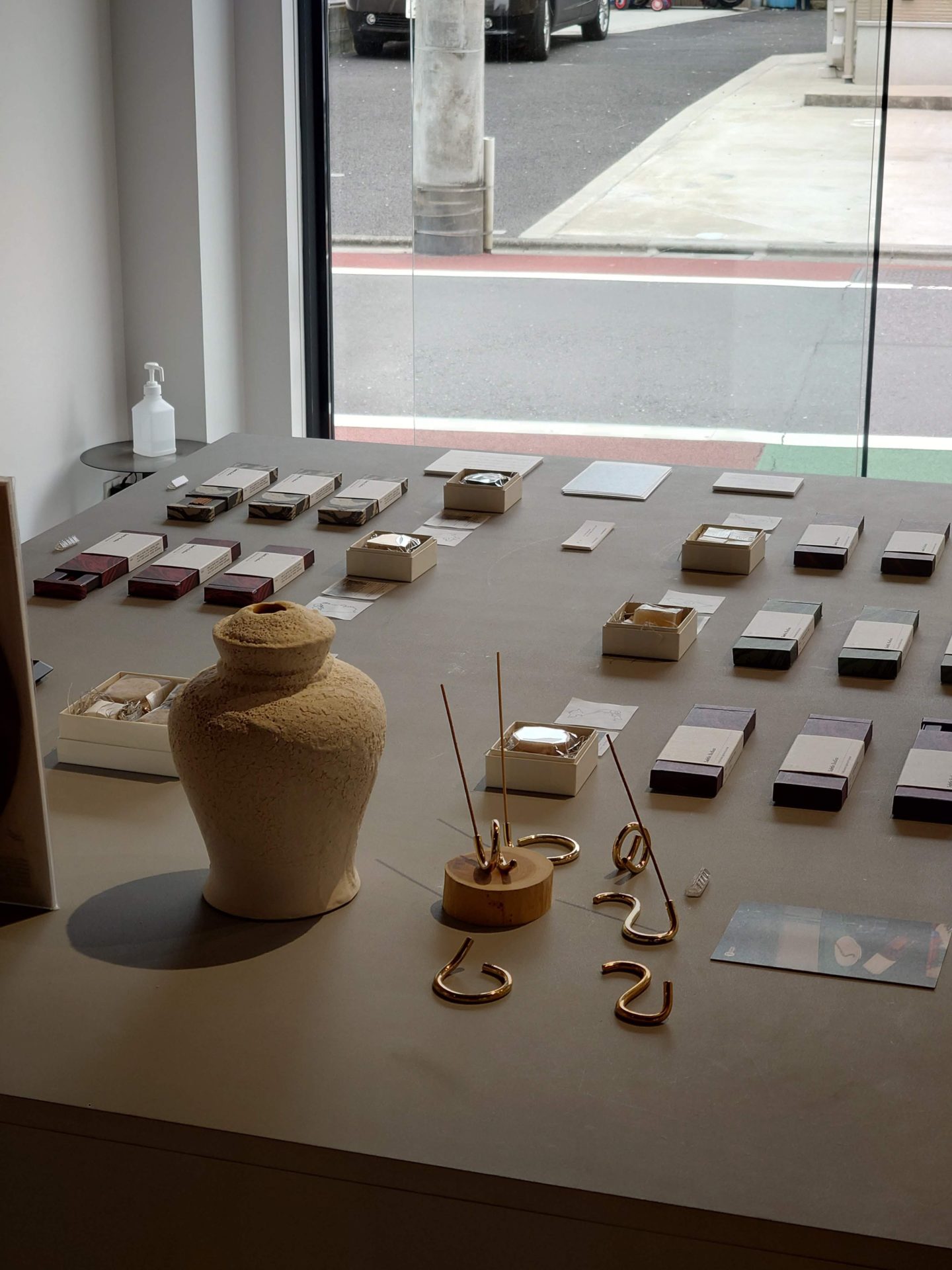 「ambos coffee」西大井駅近くの商店街に溶け込む、開放的なコーヒースタンド | しながわ西大井インフォメーションプラザ