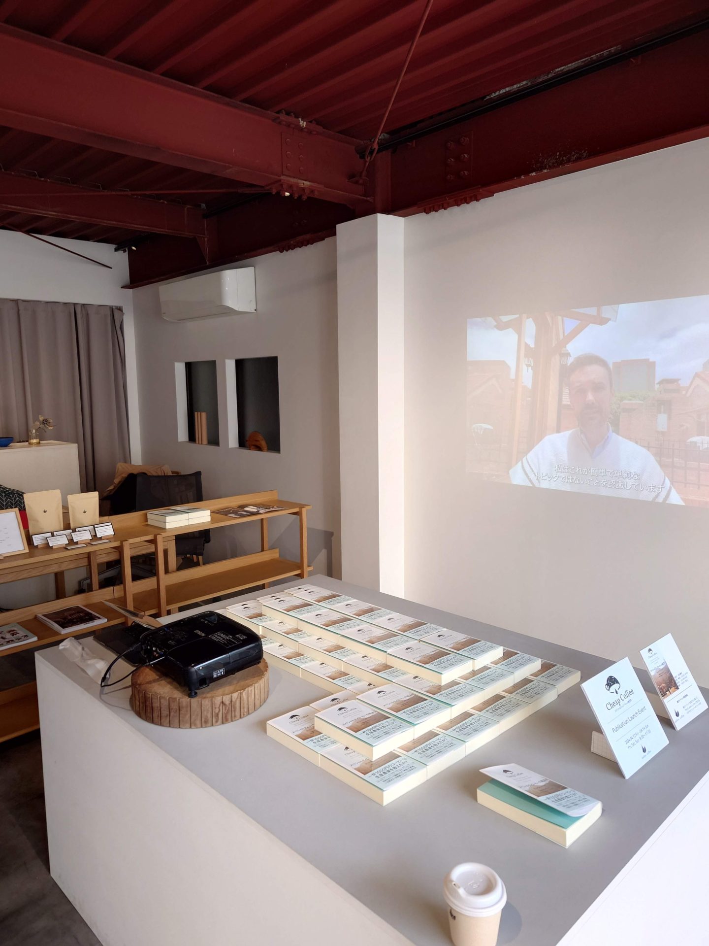 「ambos coffee」西大井駅近くの商店街に溶け込む、開放的なコーヒースタンド | しながわ西大井インフォメーションプラザ