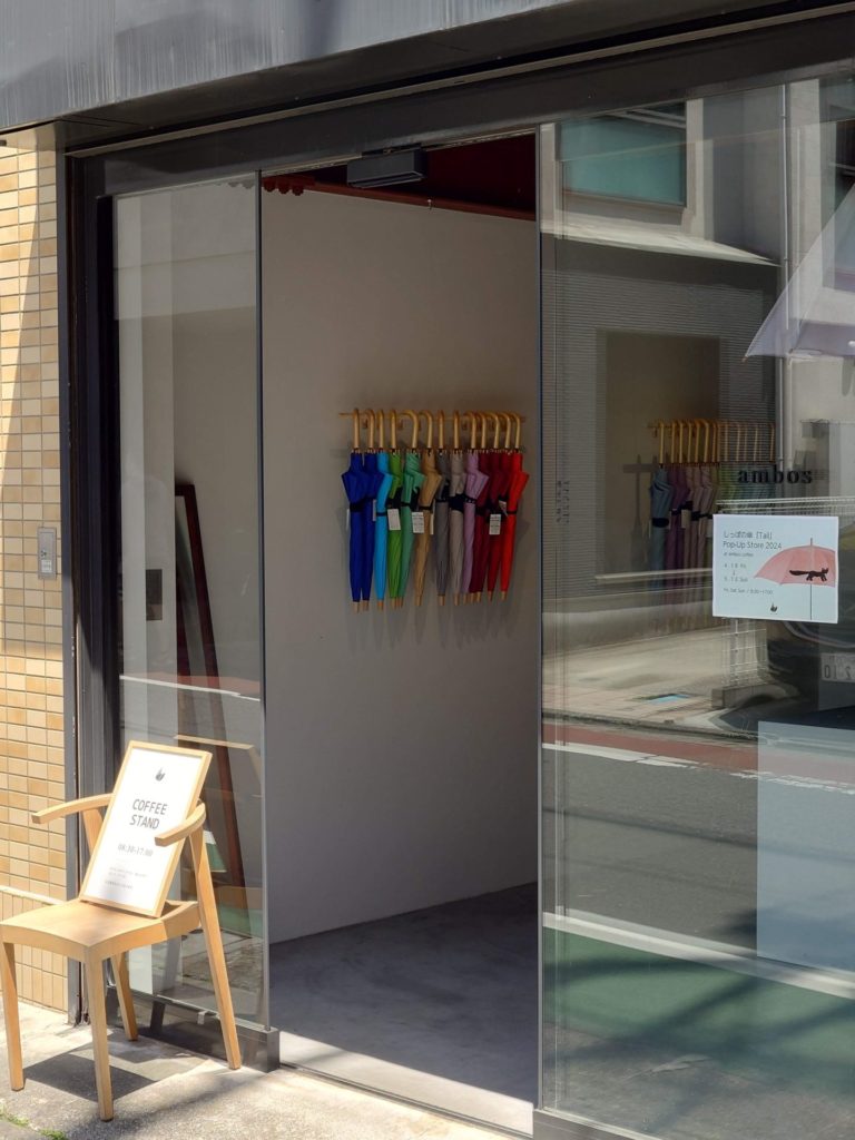 「ambos coffee」西大井駅近くの商店街に溶け込む、開放的なコーヒースタンド | しながわ西大井インフォメーションプラザ