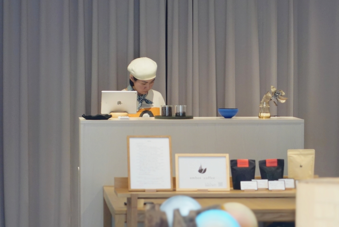 「ambos coffee」西大井駅近くの商店街に溶け込む、開放的なコーヒースタンド | しながわ西大井インフォメーションプラザ