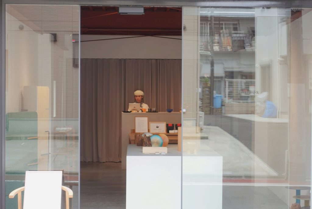 「ambos coffee」西大井駅近くの商店街に溶け込む、開放的なコーヒースタンド | しながわ西大井インフォメーションプラザ